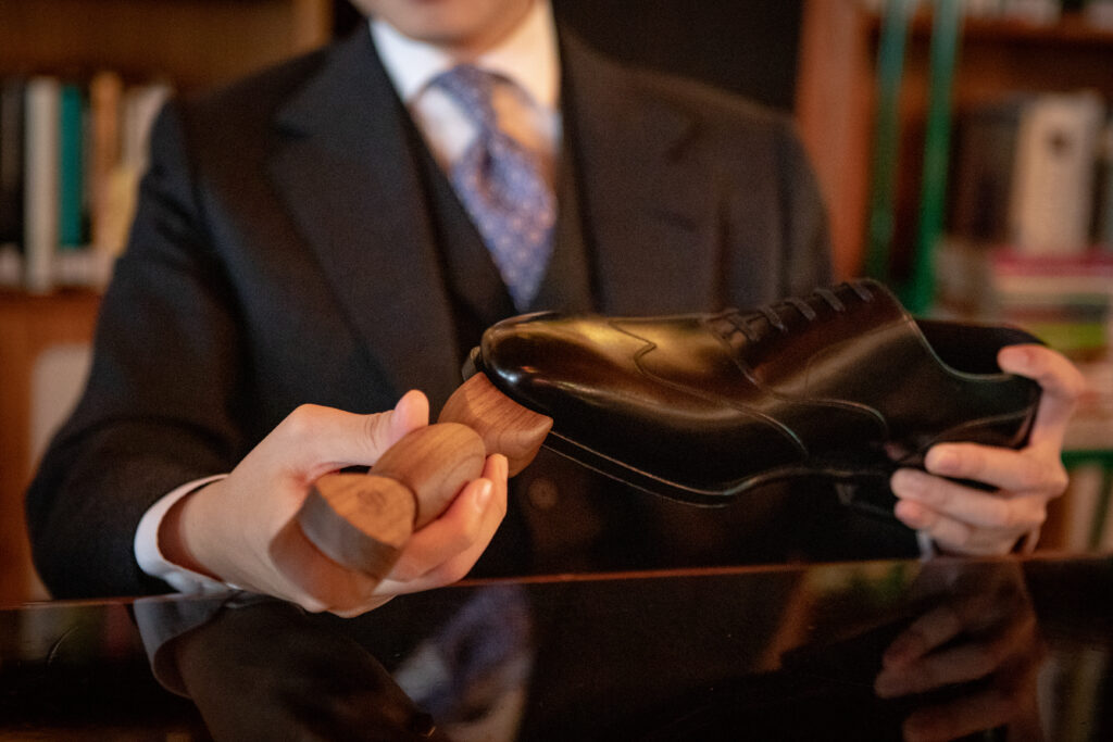 How to Use the Sole Edge Iron – Complete Guide - The Shoe Snob